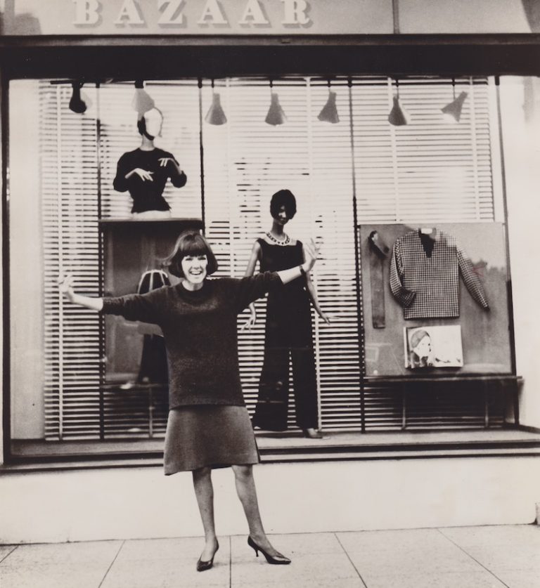 60年代のイギリスで革新的なミニスカートを提案『マリー・クワント スウィンギング・ロンドンの伝説』日本版予告編 – ムビッチ